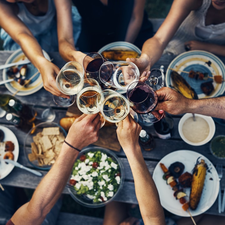 Free-Flow Dinners: Restaurants Offering Unlimited Drink Deals